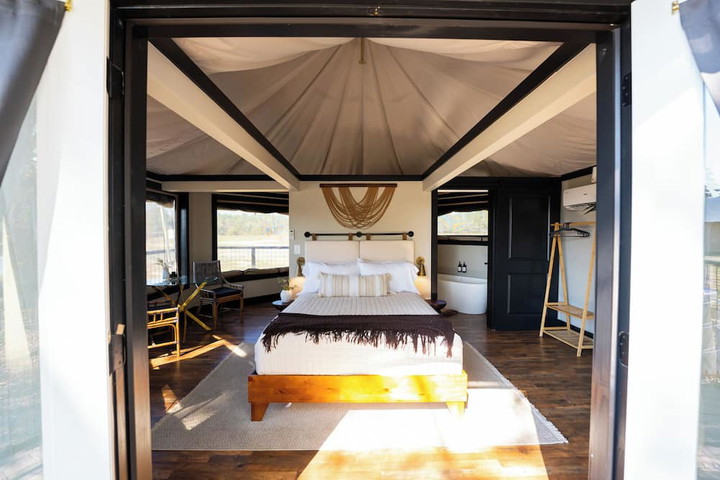 Lake Front Exclusive Glamping Tent: Hot Tub, Tv, & Soaking Tub - Alabama