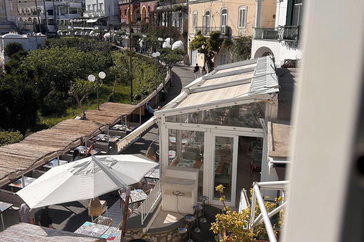 A Lovely Apartment On The Most Elegant Street Of The Blue Island. - Capri