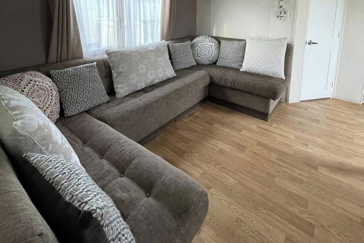 Caravan - Sleeps 10 - Pet Friendly - Parking - Mersea Island