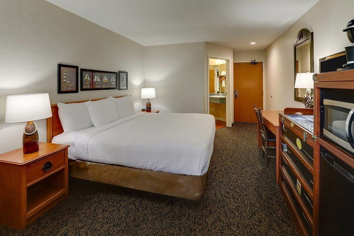Deluxe King Room In Stoney Creek Peoria! Easy I-74 Access, On-site Parking - Peoria, IL