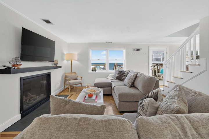 Oceanfront W/atlantic Views, Sleeps 11, Hot Tub! - Scituate, MA
