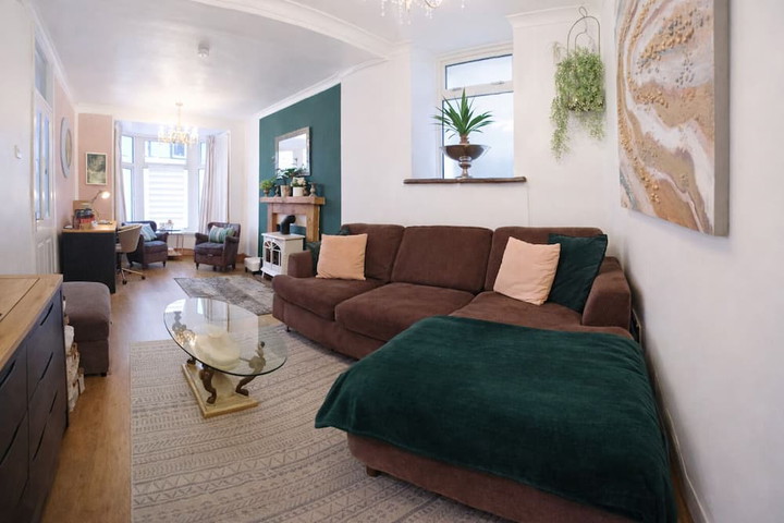 Modern, Light-filled Townhouse With A King Bed, Spacious Living Room With An Electric Fireplace, Fully Equipped Kitchen, Dedicated Workspace, And Free On-site Parking For One Car. Enjoy A Private Outdoor Patio . - Bridgend