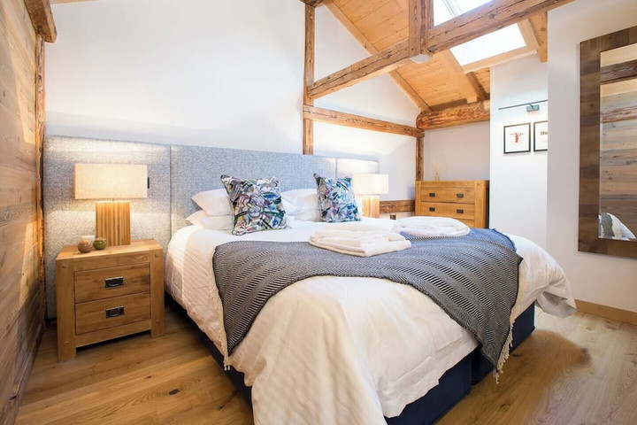 More Mountain - Chalet La Cornette Is A Luxury Stand Alone Chalet With Cinema Room, Log Fire & Sauna. Fantastic Location In Central Morzine. - Morzine