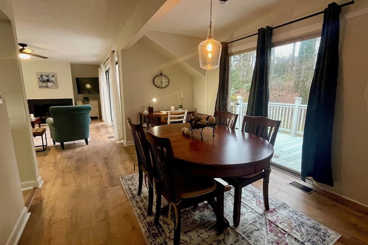Spacious 2-bedroom Pet Friendly Townhome In Beautiful Winston-salem With Carport - Winston-Salem, NC