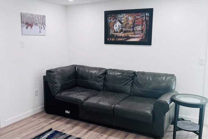 Cozy 2-bedroom Suite! Free Parking - Bradford, ON, Canada