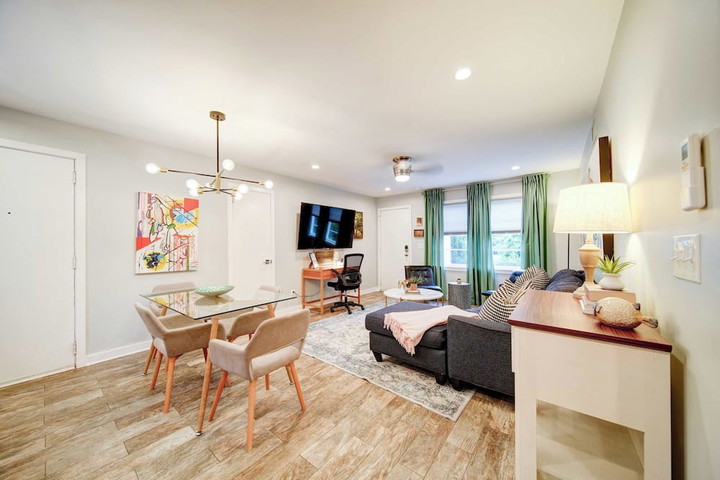 Boutique Myers Park King Suite · Parking · Near Atrium Cmc & Stadium - Charlotte, NC