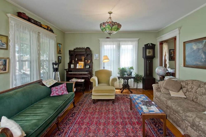 Balcony Room In Victorian Home Private Bath - Greenfield, MA
