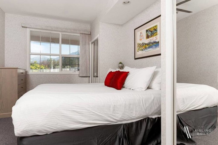 Riverside Twin `B` | Cozy | Views | King Bed - Fairmont Hot Springs, BC