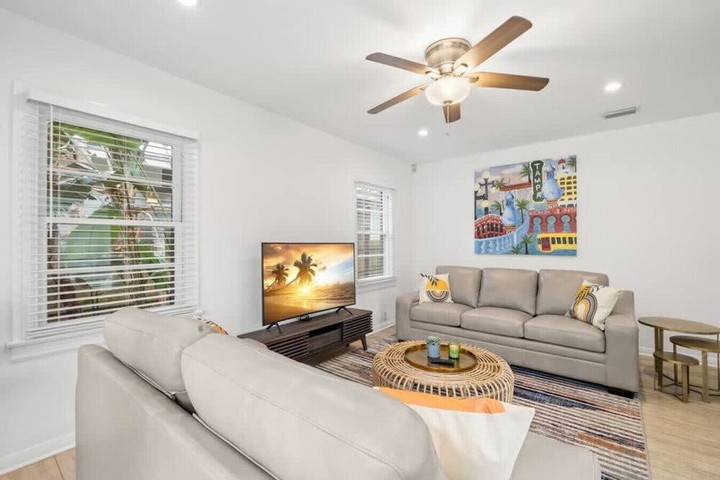 The Hyde Out | Adorable Hyde Park Home W/ Hot Tub - Tampa, FL