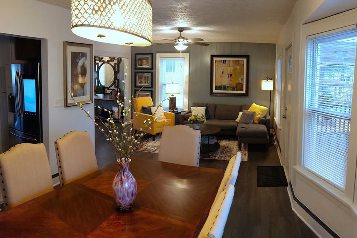 2 Story Home 3 Bed/2 Full Baths W/king Bed - 12 Min From Downtown & Airport. - Parma, OH