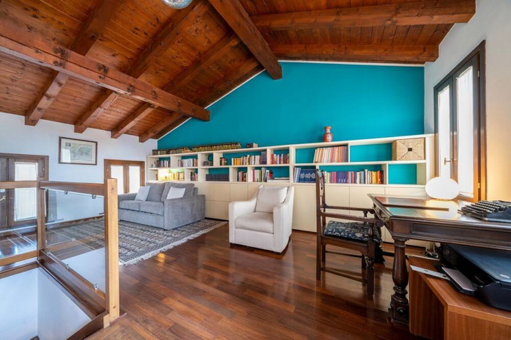 Guesthost - Cozy Apartment Of 143 Sqm, Able To Accommodate Up To 5 People, Located On The Third Floor Of A Building With Lift In The Heart Of Udine. The Location Is Great! In About 10 Minutes Walk You Can Reach Via Mercatovecchio, Piazza Della Libertà A - Udine