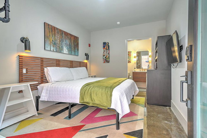 Hotel- Middle Of Downtown Bristol, Tn. Best Location With Reserved Parking - Bristol, TN