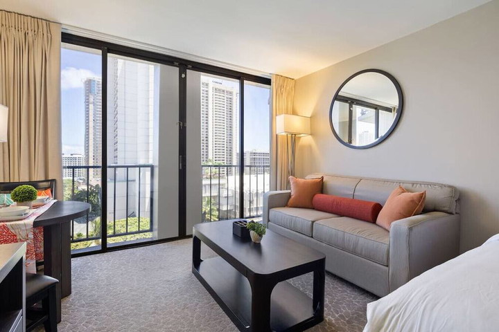 Waikiki Ocean Breeze: A Peaceful Island Getaway - Honolulu, HI