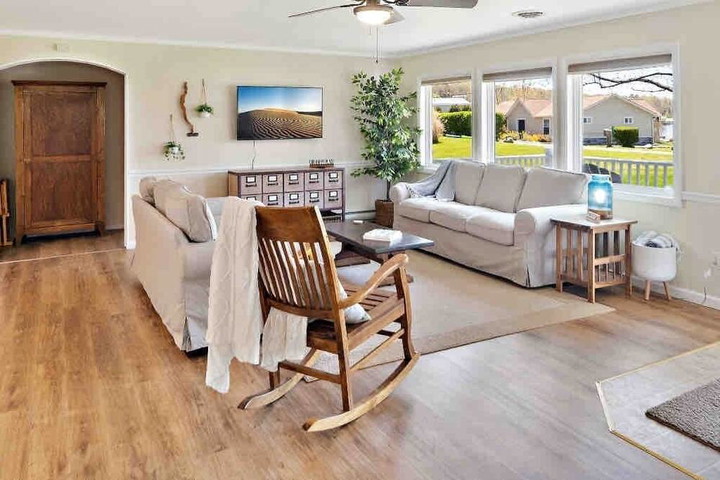 Lakefront Living At Its Bestprivate Dock, Kayaks, Firepit, And A Beautifully Updated Cottage Just Moments From The Wine Trail. - State of New York