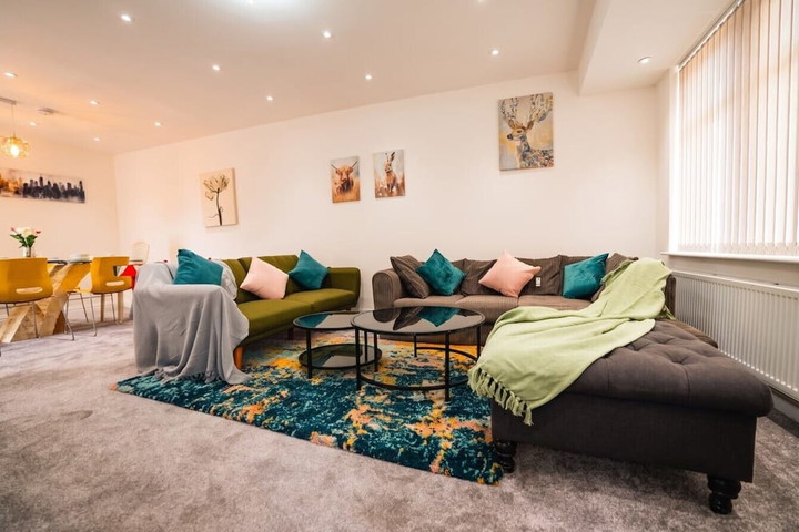 Hot Tub · 4-bed House Sleeps 13 · Parking · Near Broadfield Park - Oldham