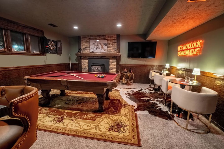Omaha Oasis! Pool, Hot Tub, Mini Golf, Bar, Games - Omaha, NE