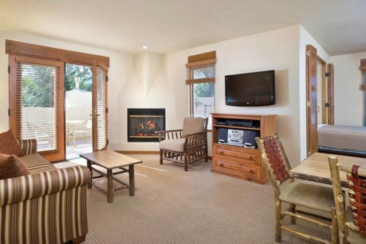 Taos | Couples Mountain Getaway | Hot Tub + Ski Town - Taos, NM