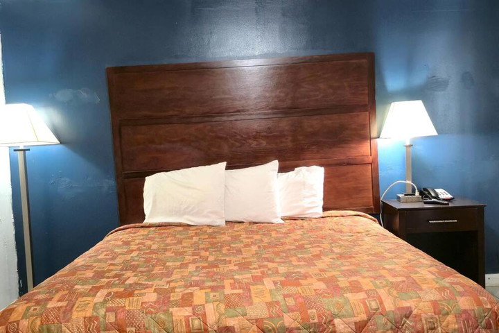 Perfect Budget Room For Solo Trips, Near Museum Center At 5ive Points  1.6 Miles - Cleveland, TN