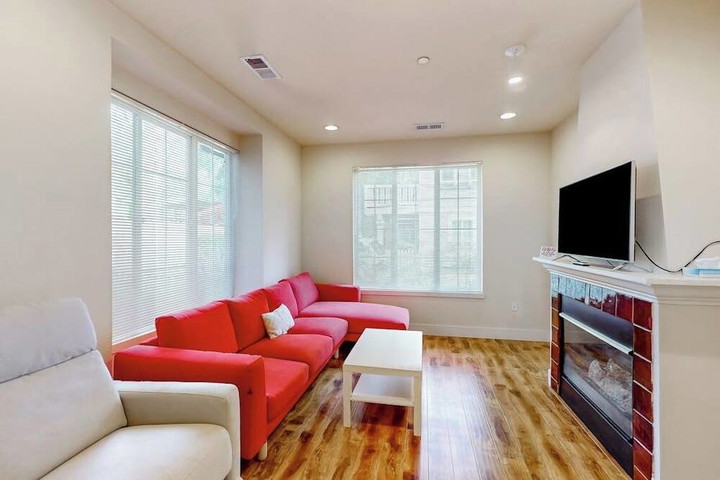 Bright 2br With Deck, Office & Central Location - Redmond, WA