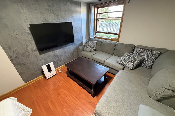 King + Double + Shared Hot Tub | Shiraz - Calgary