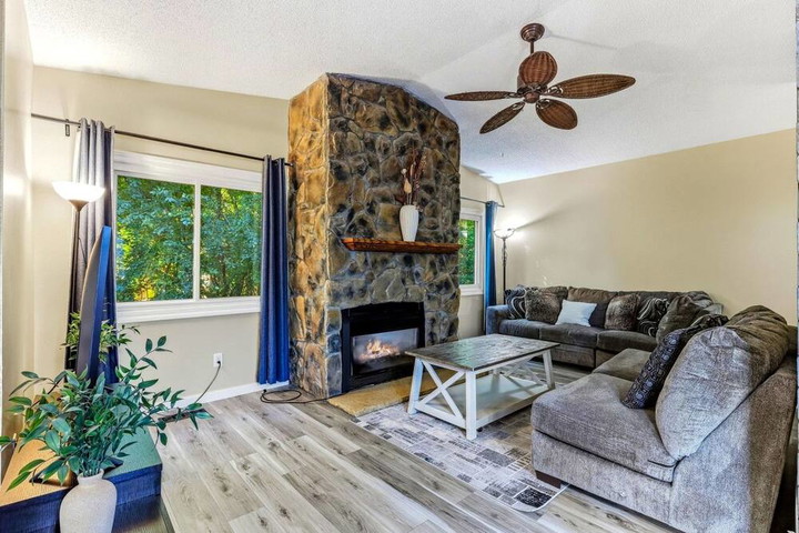 Serene & Stylish Living Space. - Eden Prairie, MN