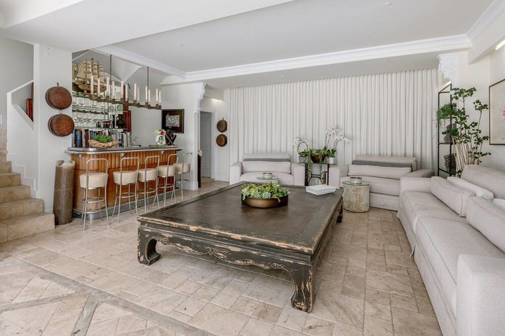Family Vacation Dream: Privately Gated Mansion Tennis Court And Walk To Rodeo Dr - Beverly Hills, CA
