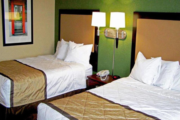 2 Full Beds | Non-smoking, Kitchen - Huntsville, AL