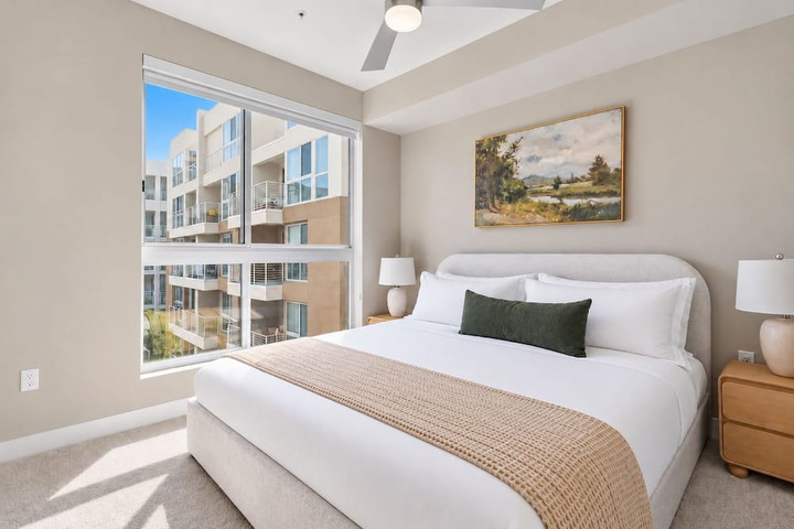 Dreamscape' Pool View Retreat W/ Balcony, Rooftop - Hollywood, CA