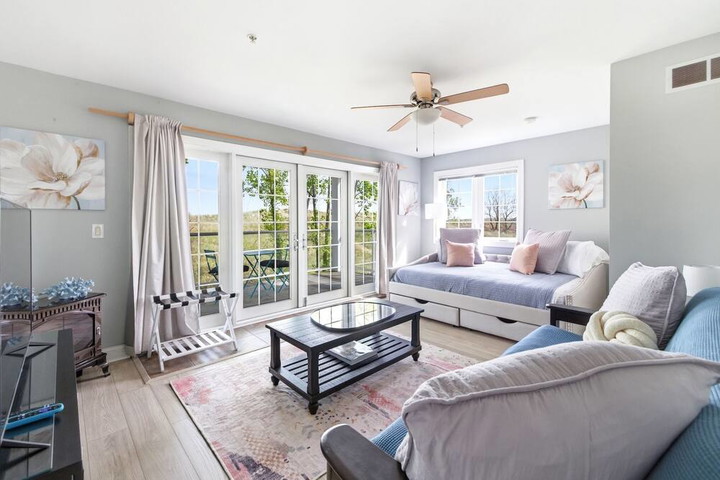 Lakefront Condo, Only Steps To The Beach - Michigan City, IN