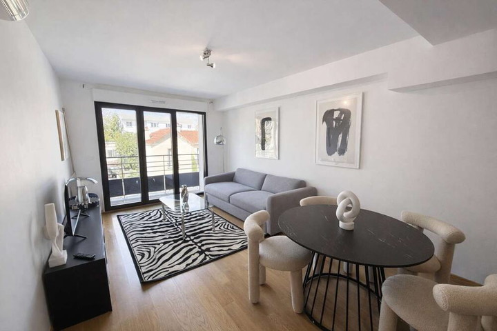Charmant Appartement Avec Balcon A Courbevoie - 4p - Courbevoie