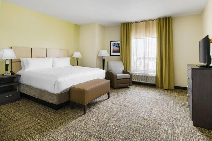 Refined 1br King Suite | Full Kitchen & Pool | 2.4 Mi To Disney Springs - Orlando