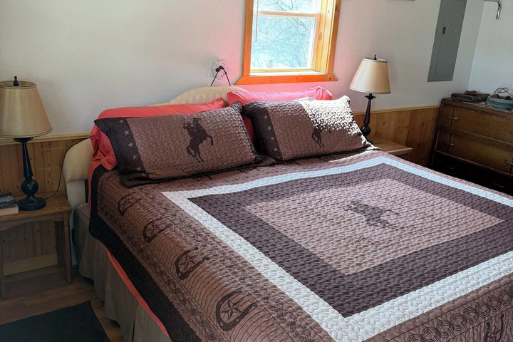 Kara Creek Ranch - King Bed Cabin #8 - Wyoming