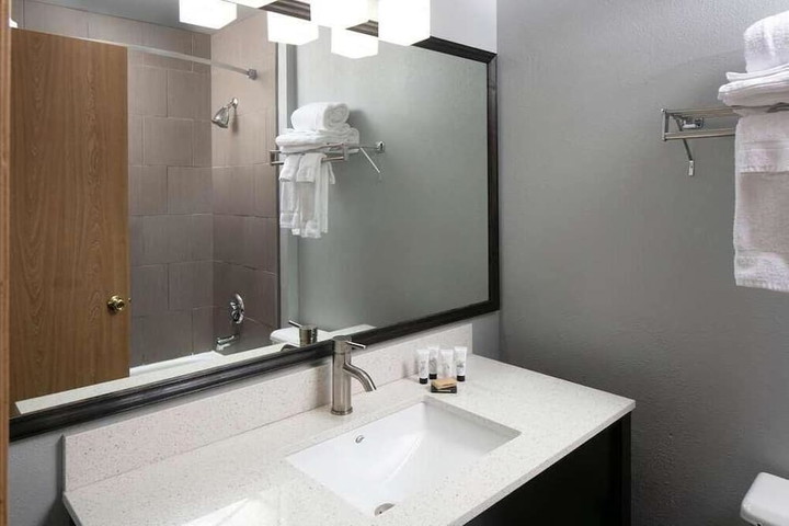 Modern King Unit Ideal For Work Related Travel! Parking, Wi-fi,breakfast - Sequim, WA