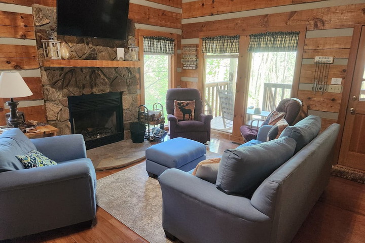 Family Friendly Rustic Cabin Tucked Away, Just Minutes From Entertainment! - Townsend, TN