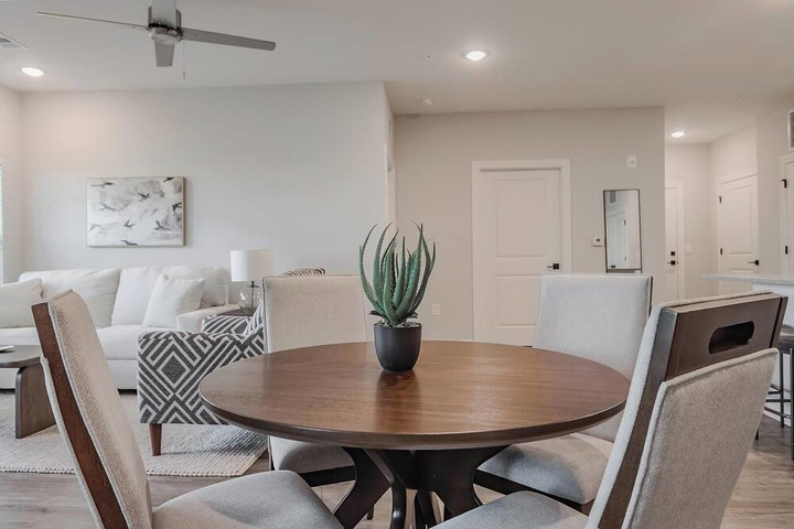Landing | Modern 2bd, Pool, Gym - Fort Myers, FL