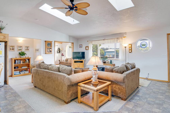 Crabbin' Cabin ~ Bayshore Estates - Waldport, OR