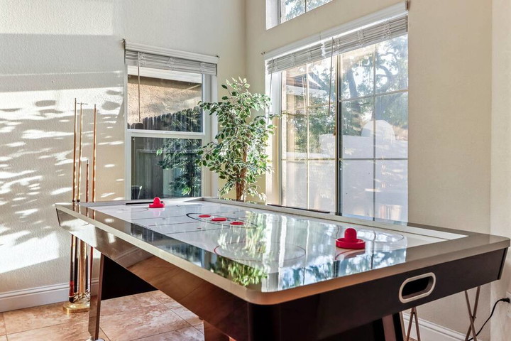 Spacious 5bd 3br Home With Pool Table & Air Hockey Table In Safe Neighborhood - Sacramento