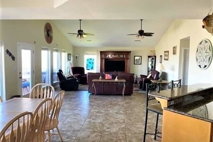 Sophisticated, Beautiful Home! 3 Bdrm/2 Bath. Private Fishing Pier. - Port Mansfield, TX