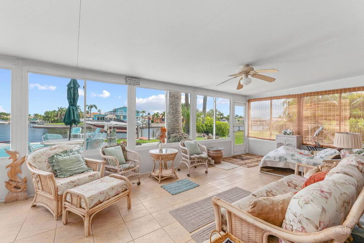 3/2 Waterfront Canal Home W/ Private Pool, Kayaks, Gulf Access, Dock, Fishing, Dolphins - Tarpon Springs, FL