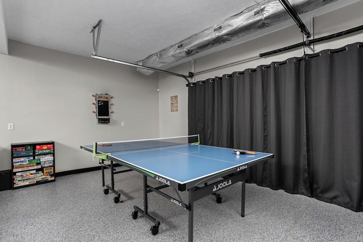 Updated 4 Br Home, Pool, Hot Tub, Game Room - Greenwood, IN