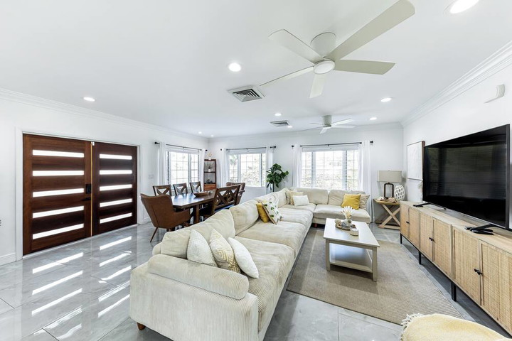 Beautiful Tropical Villa With Private Pool / Pool Bar /Grill / Sandy Beach - Nassau