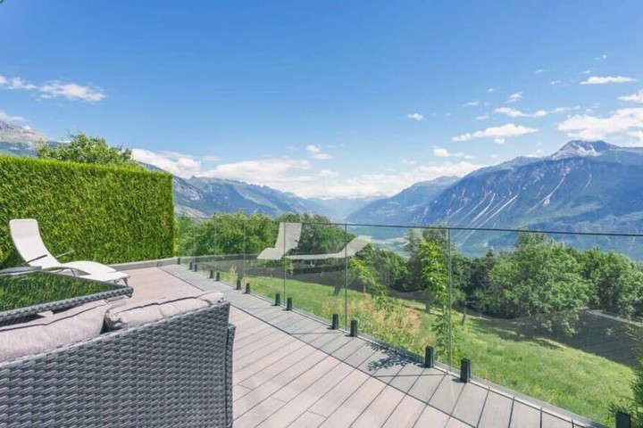 Spacious & Sunny Chalet | Hot Tub, Game Room, Ev Garage, Matterhorn & Rhône View - Crans-Montana