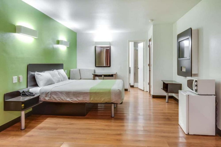 1 Cama King Size | Fumadores, Microondas - Longview, TX