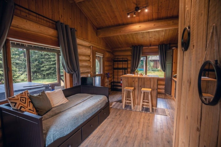 Off-grid Wilderness Cabin With Mountain Views, Hot Tub, Sauna & Canoes - Alberta