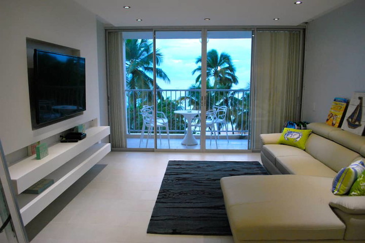 Stunning Beachfront Remodeled 3/2 Apt! Comes With Vivo Beach Club Membership - San Juan