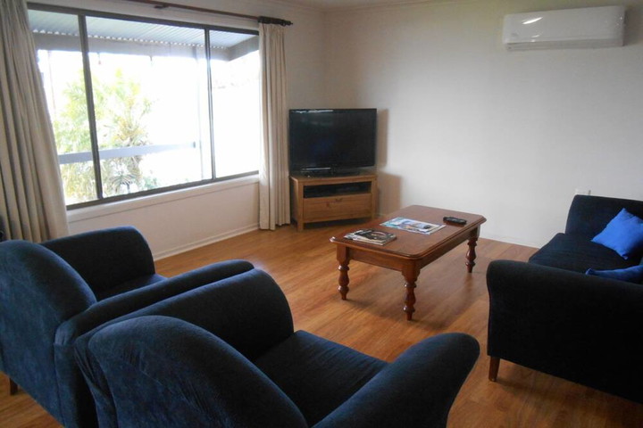 Roshy's Retreat ~ Sea Views Off Deck - Off Peak Special! - Point Turton