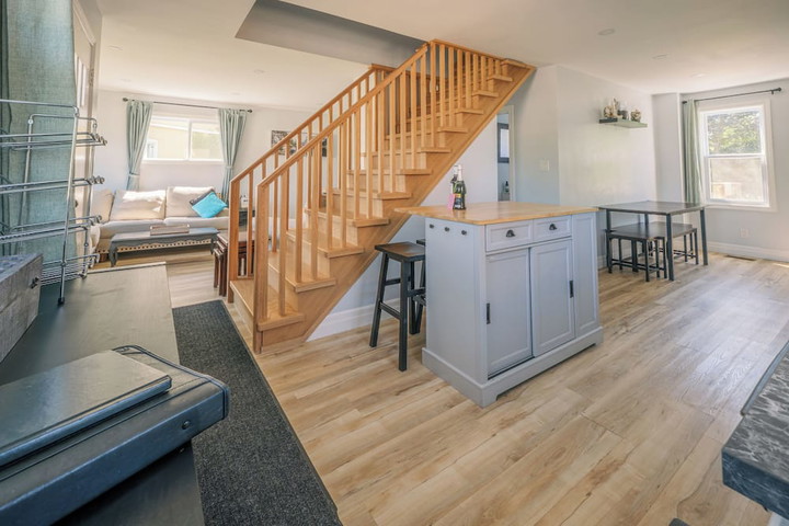 Fully Renovated Cottage On Queen, 3min Walk From Beach And Downtown Adventures! - Kincardine