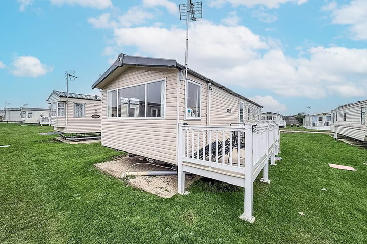 Spacious 8 Berth Caravan At Dovercourt Holiday Park, Essex Ref 44202k - Felixstowe