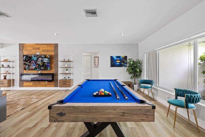 Villa Venecia | Sand Terrace | Heated Pool | Waterfront - Miami Gardens, FL