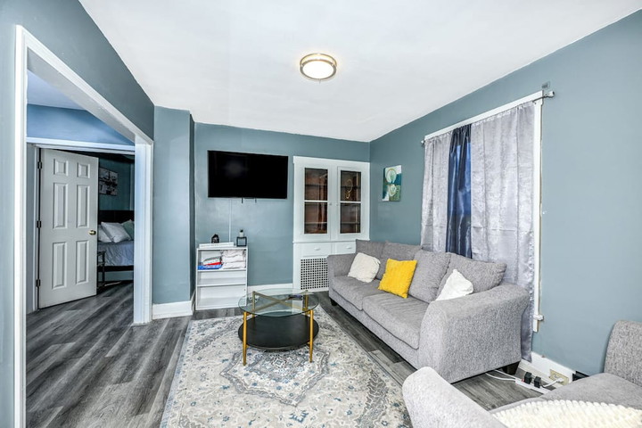 Beautiful 3 Br House In Akron,king Bed , Smart Tv In Each Room & Firepit - Akron, OH